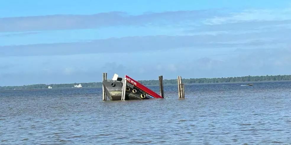 Posto de combustível flutuante afunda no rio Guamá, em Belém - Moju News